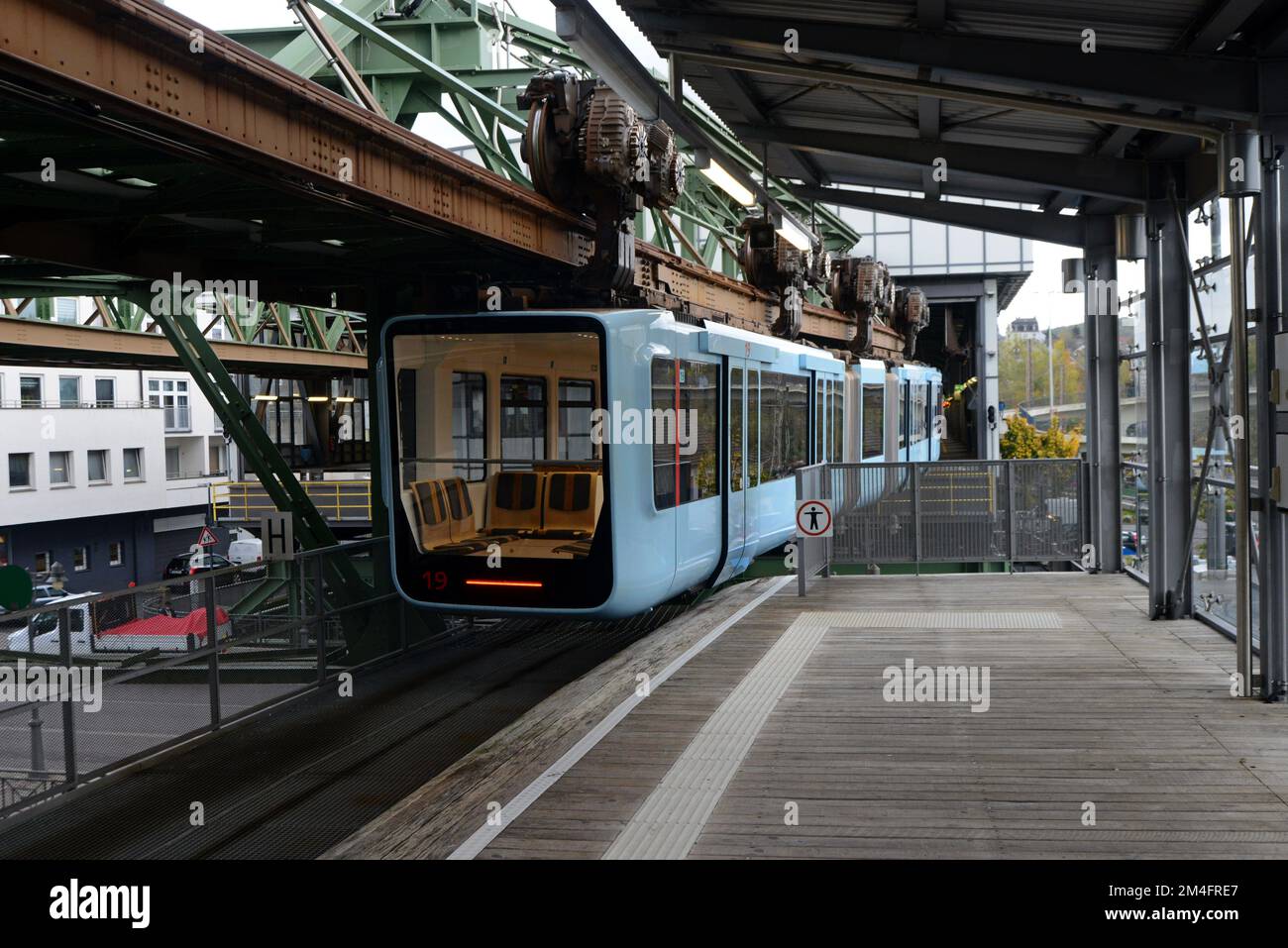 Le train de monorail suspendu inhabituel est arrivé comme le ...
