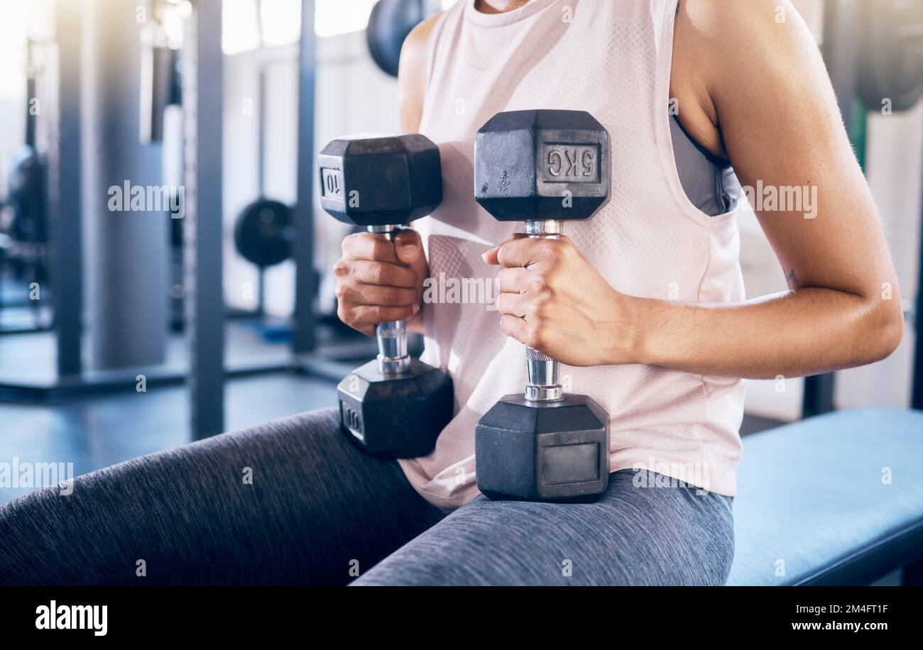 Femme, bras ou haltères gym entraînement, entraînement ou exercice pour ...