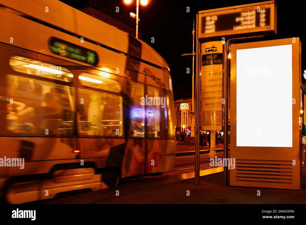 panneau publicitaire et publicité à l'arrêt de bus. cadre lumineux ...