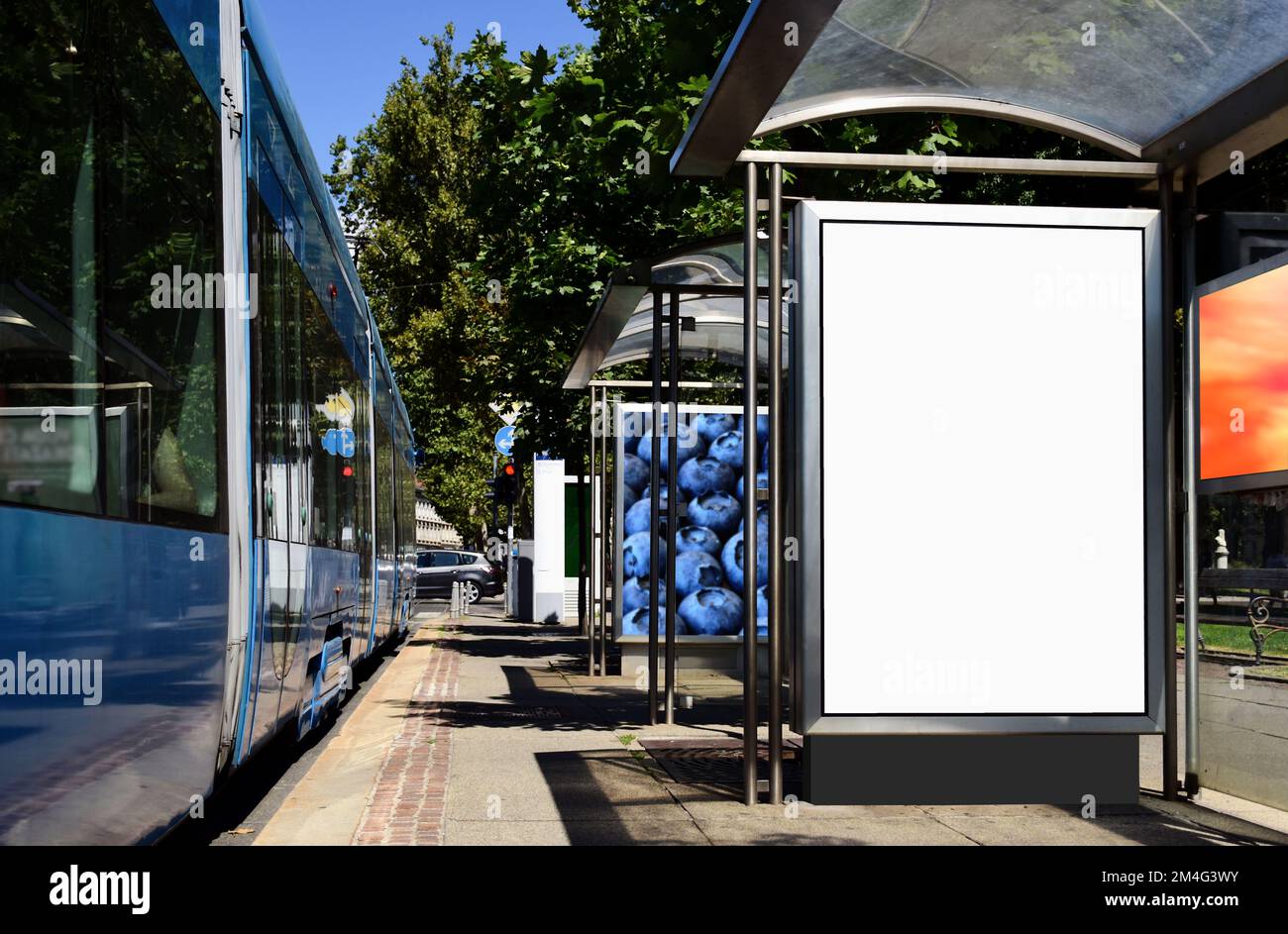 abri de bus avec panneau publicitaire de visionneuse. arrière-plan de ...