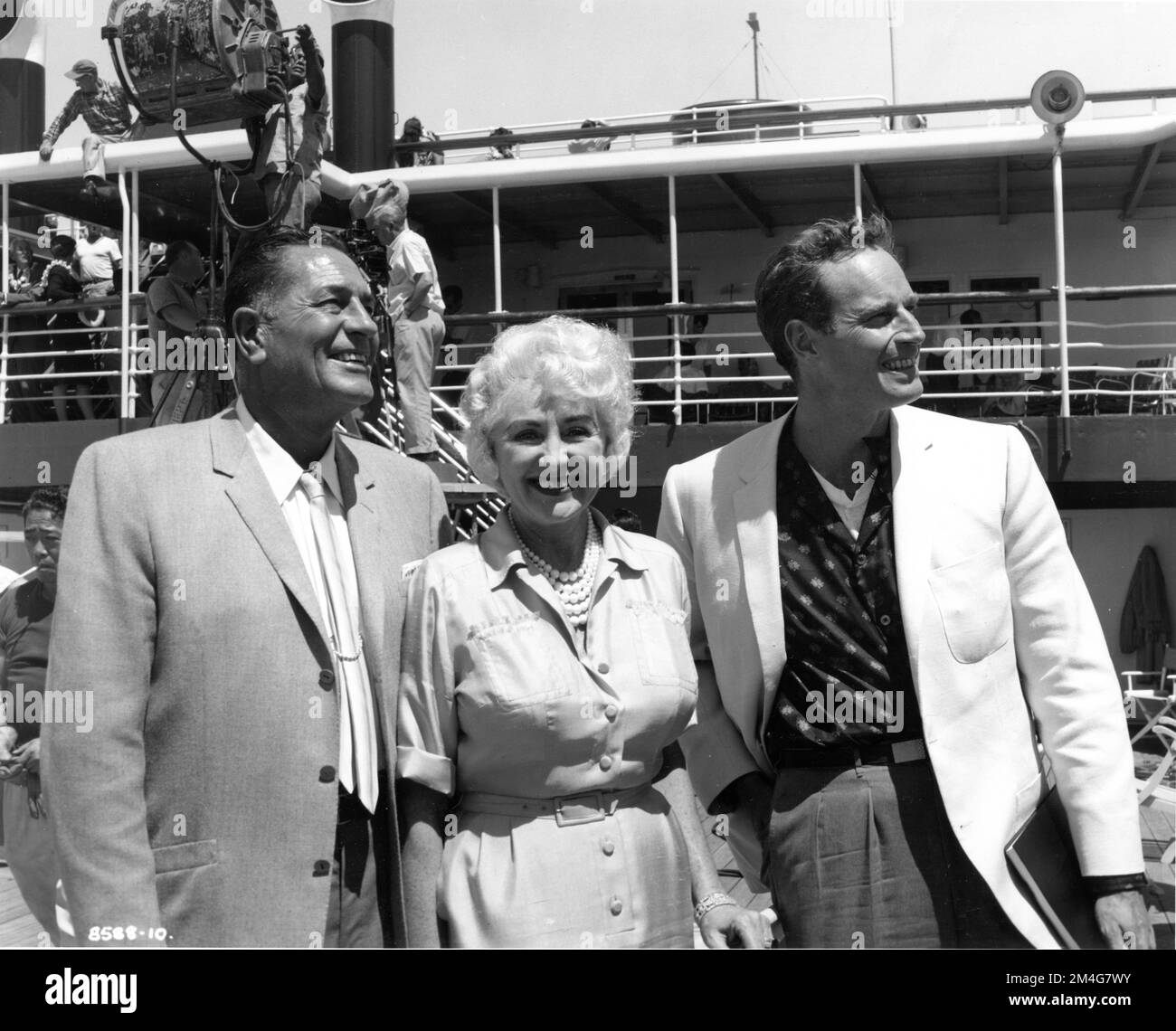 CHARLTON HESTON sur le terrain Candid à Hawaï avec ses parents RUSSELL ...