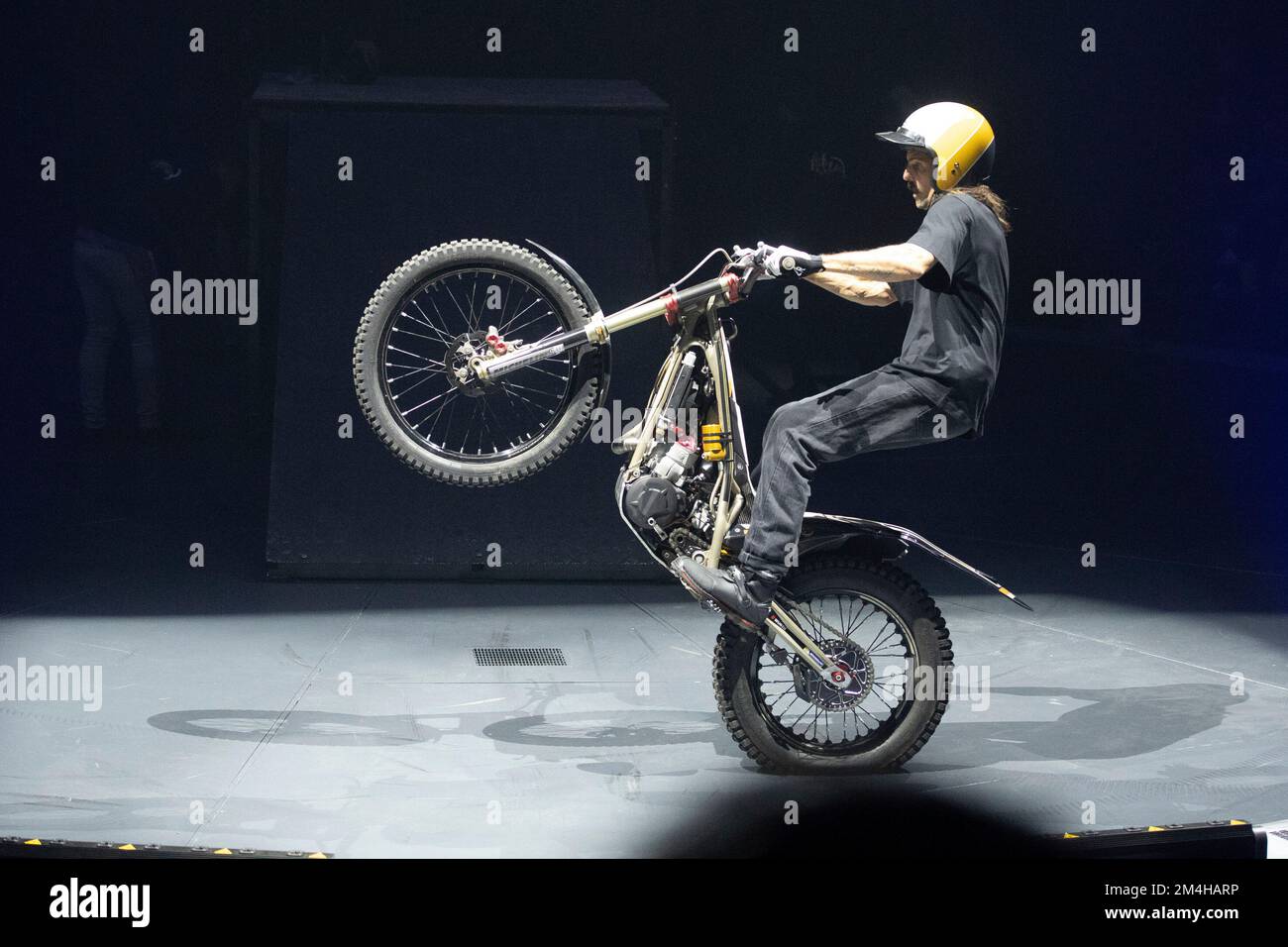 Christophe BRUAND ; Trial Motorcycle, The Flic Flac Circus se produit ...