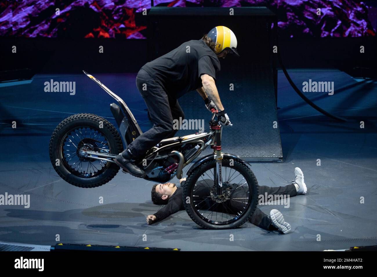 Christophe BRUAND ; Trial Motorcycle, The Flic Flac Circus se produit ...