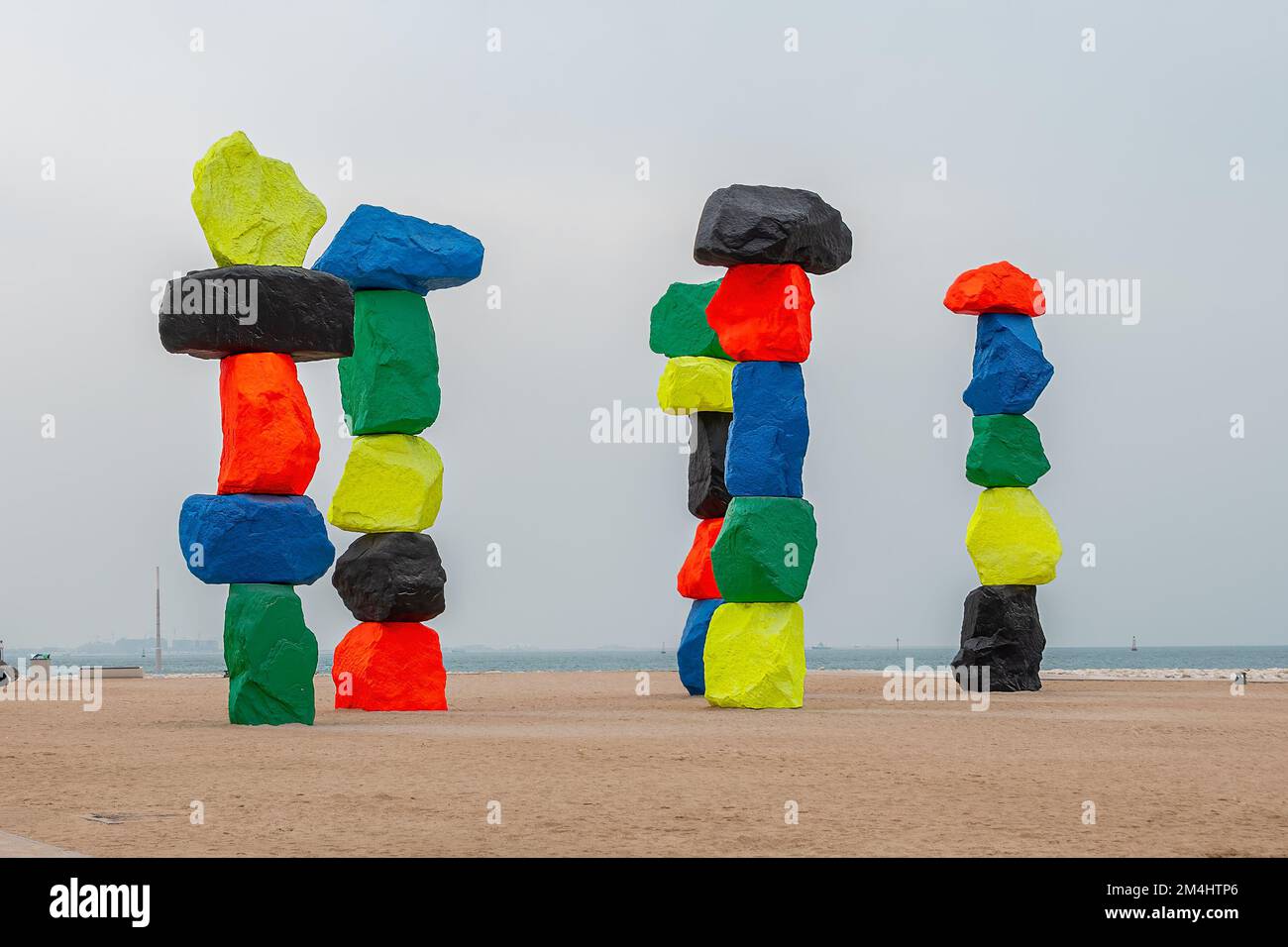 Les montagnes de Doha au bord de la plage de Ras Abu Aboud, près du ...
