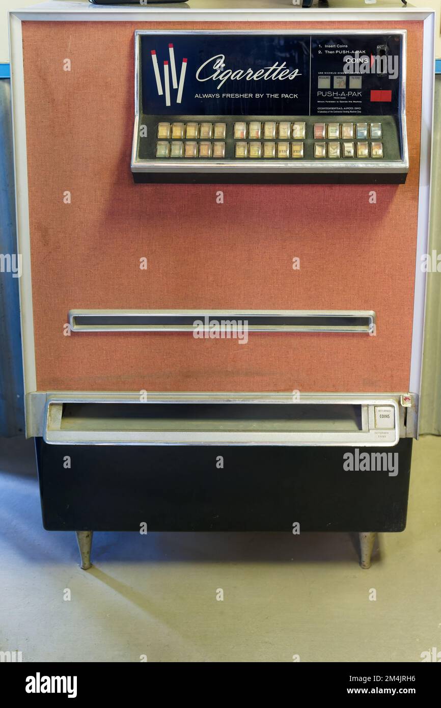 Old cigarette vending machine Banque de photographies et d’images à ...