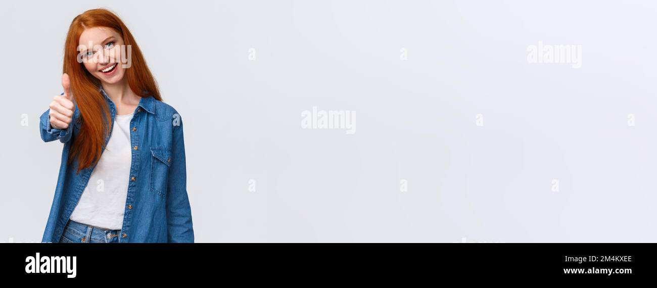 Continuez, c'est tout droit. Portrait à la taille une femme à la tête ...