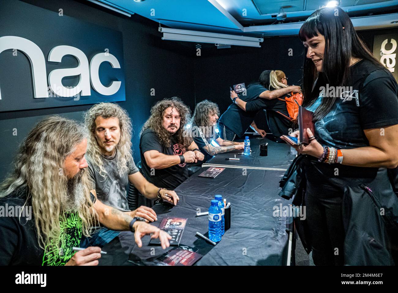 Enregistrement de la signature du groupe musical WarCry pour la sortie ...