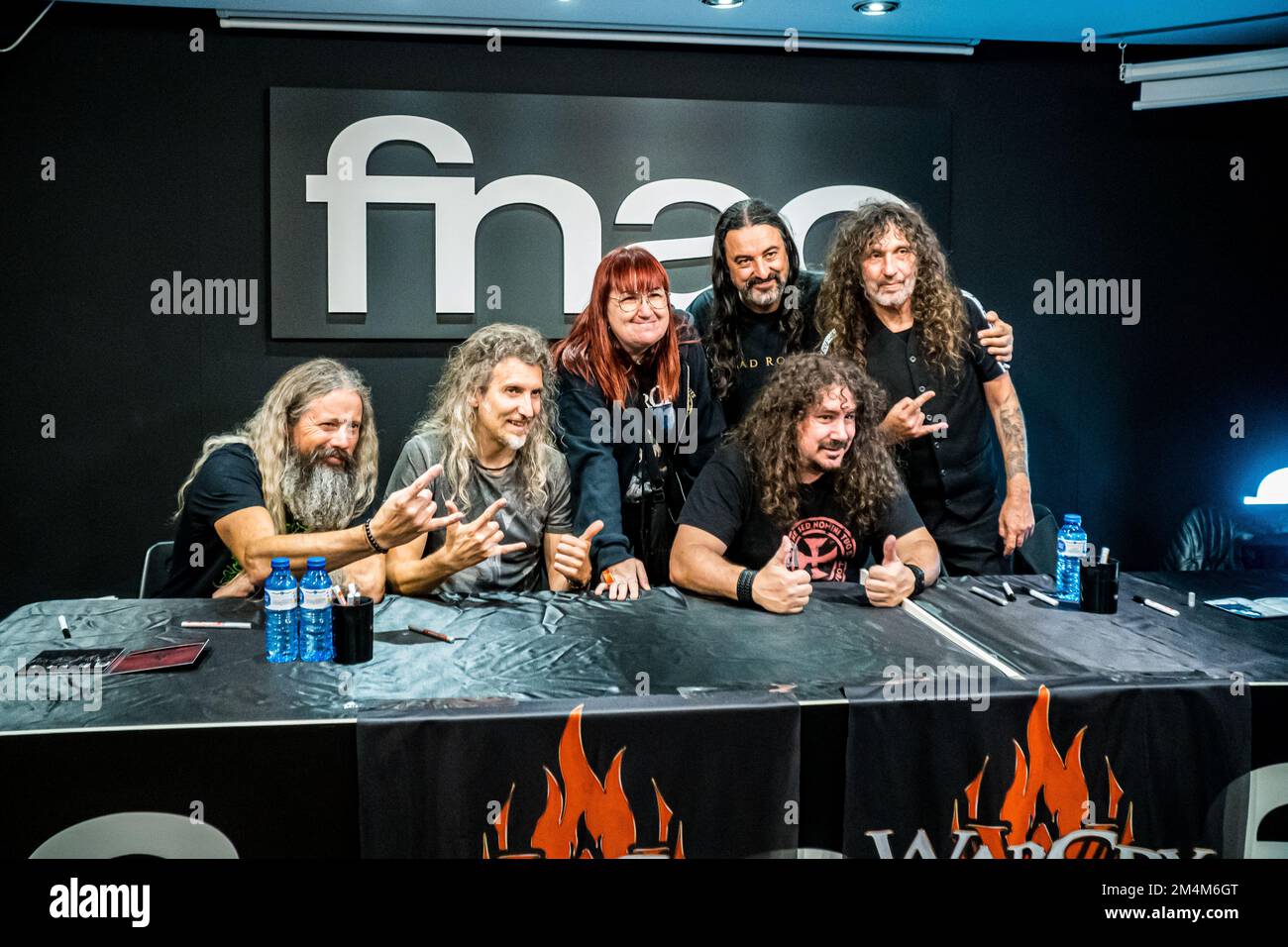 Enregistrement de la signature du groupe musical WarCry pour la sortie ...