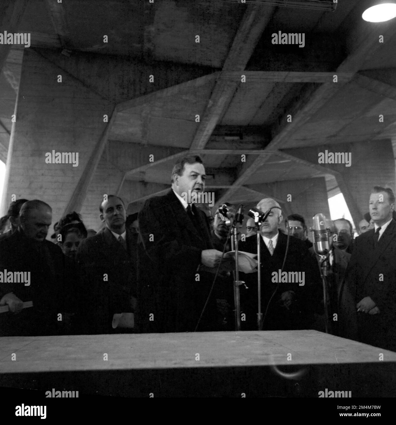 Pierre angulaire du Siège de l'UNESCO posé à Paris. Photographies des ...