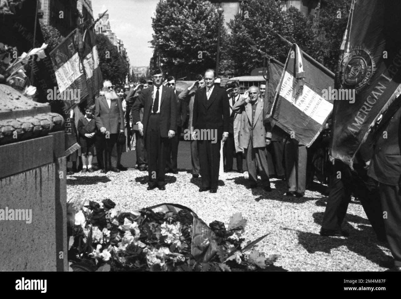 Journée de l'indépendance à Paris, 1955 : À la statue de Rochambeau ...