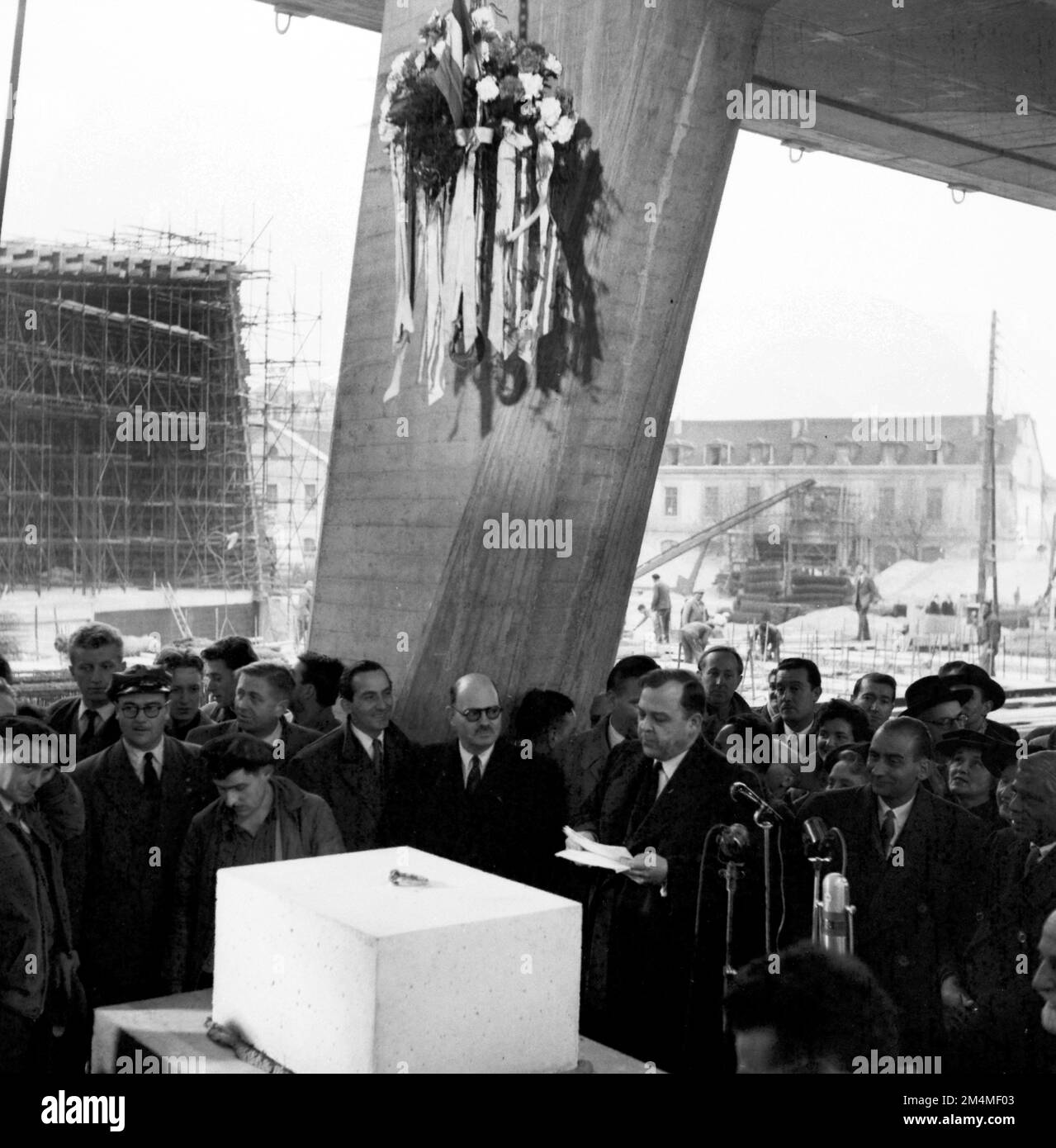 Pierre angulaire du Siège de l'UNESCO posé à Paris. Photographies des ...