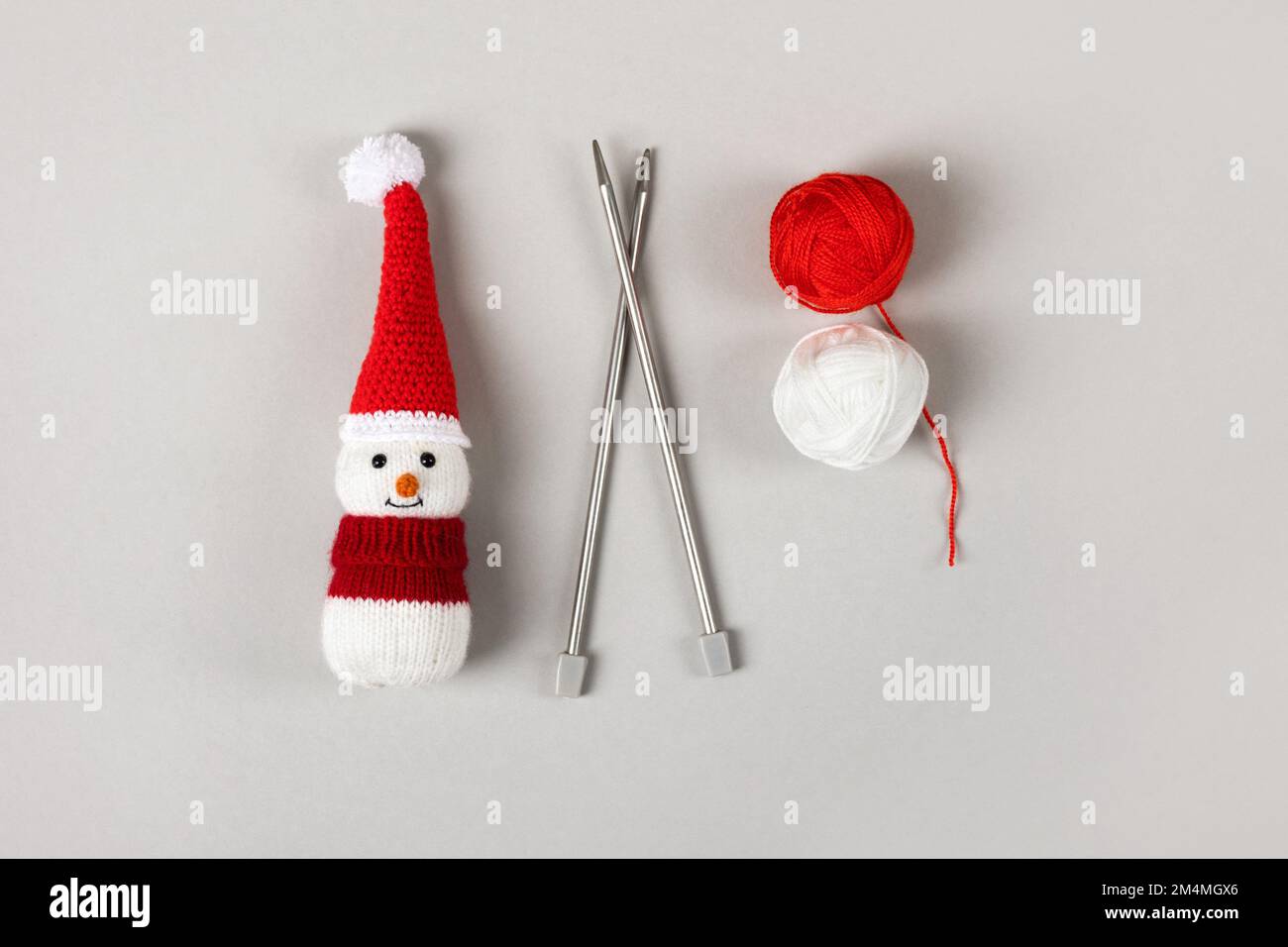 Bonhomme de neige tricoté dans un chapeau et un chandail rouge du Père ...