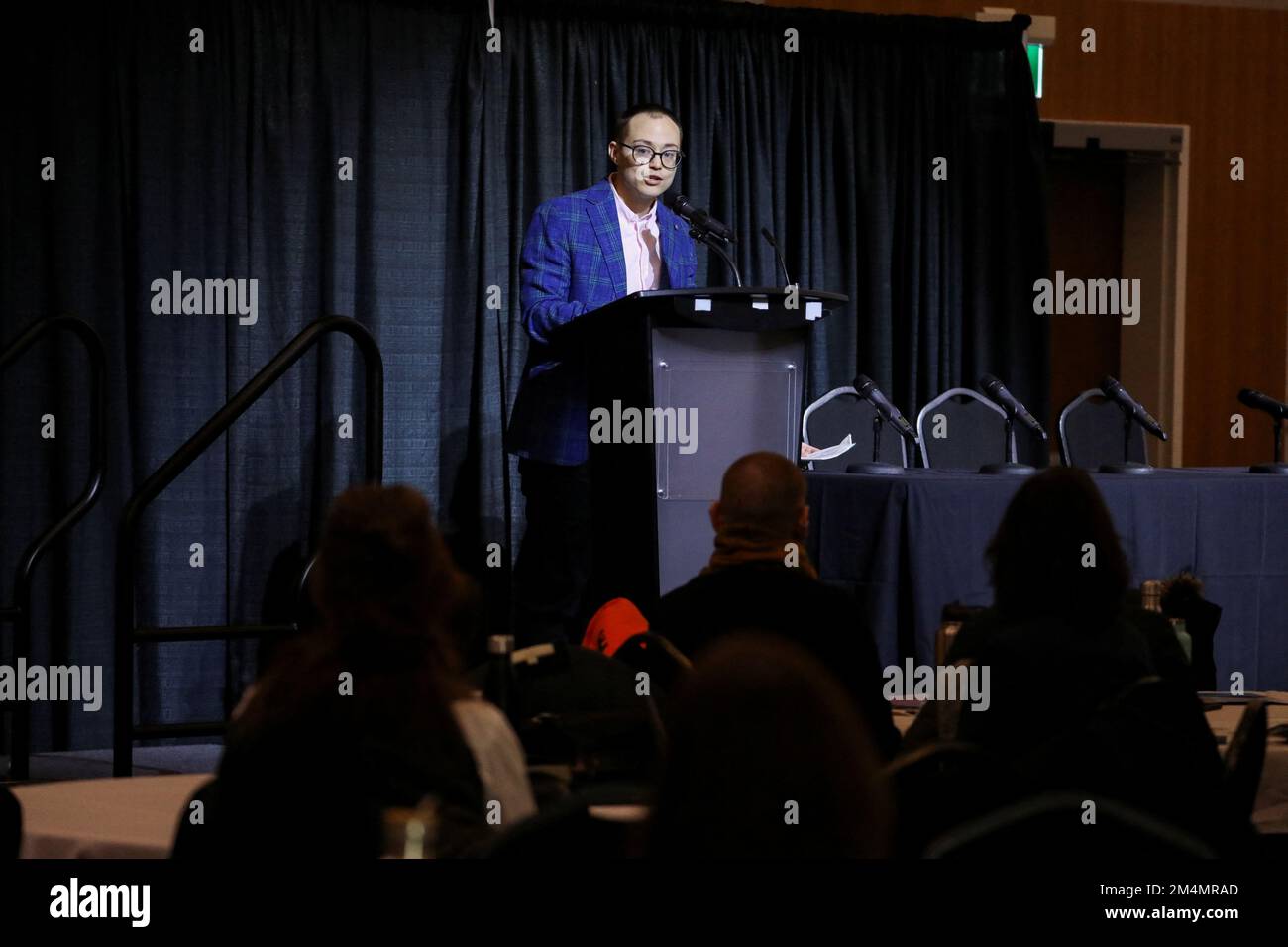 Kinnon MacKinnon, homme transgenre et professeur adjoint à l'Université ...