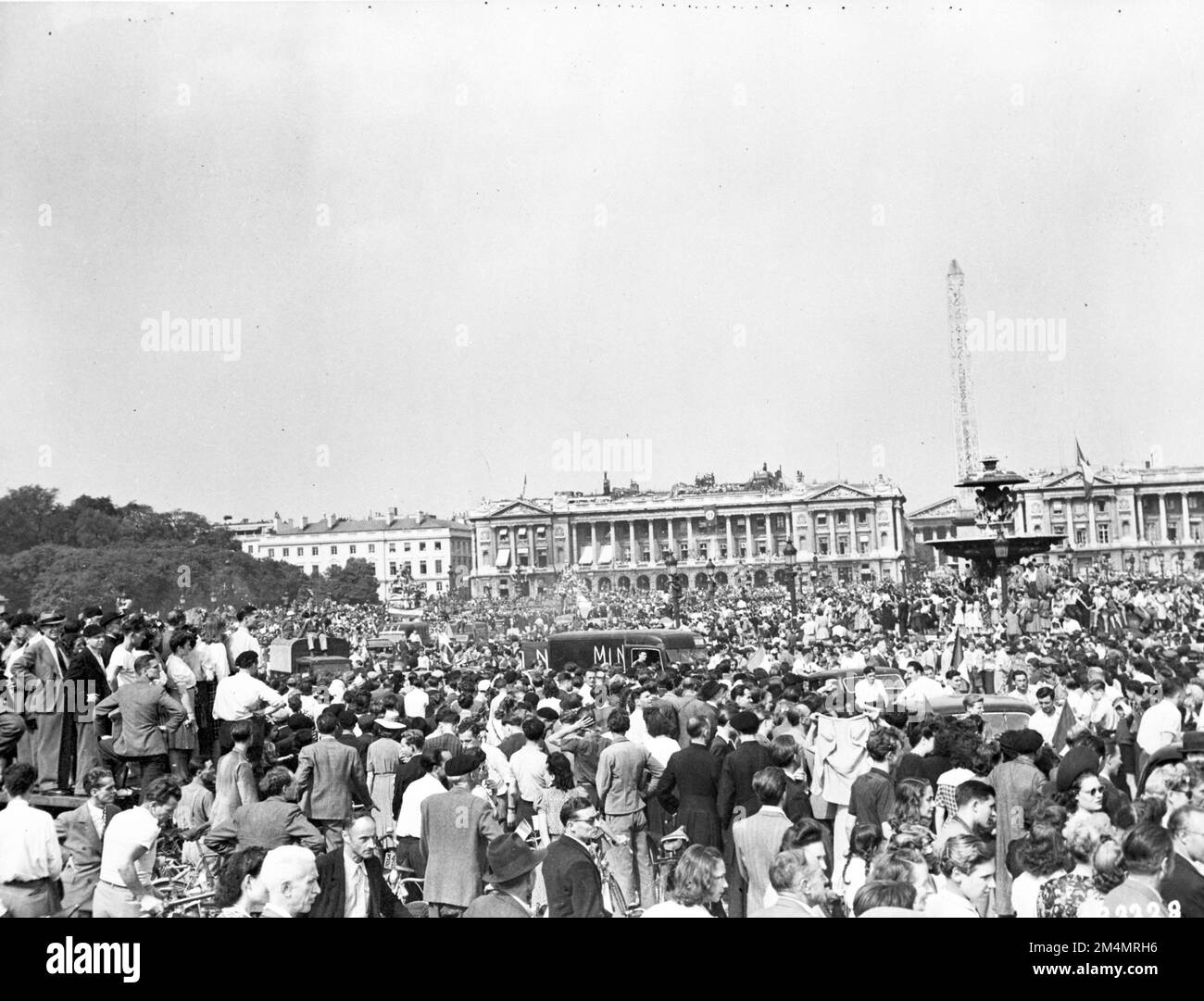 Paris Greets ses libérateurs. Photographies des programmes du Plan ...