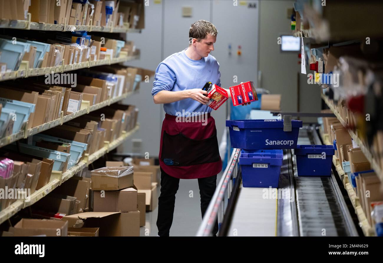 Planegg, Allemagne. 22nd décembre 2022. Un employé met une commande de ...