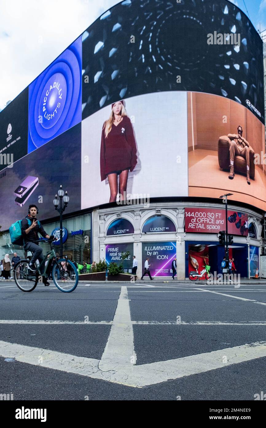 Giant advertising screen Banque de photographies et d’images à haute ...