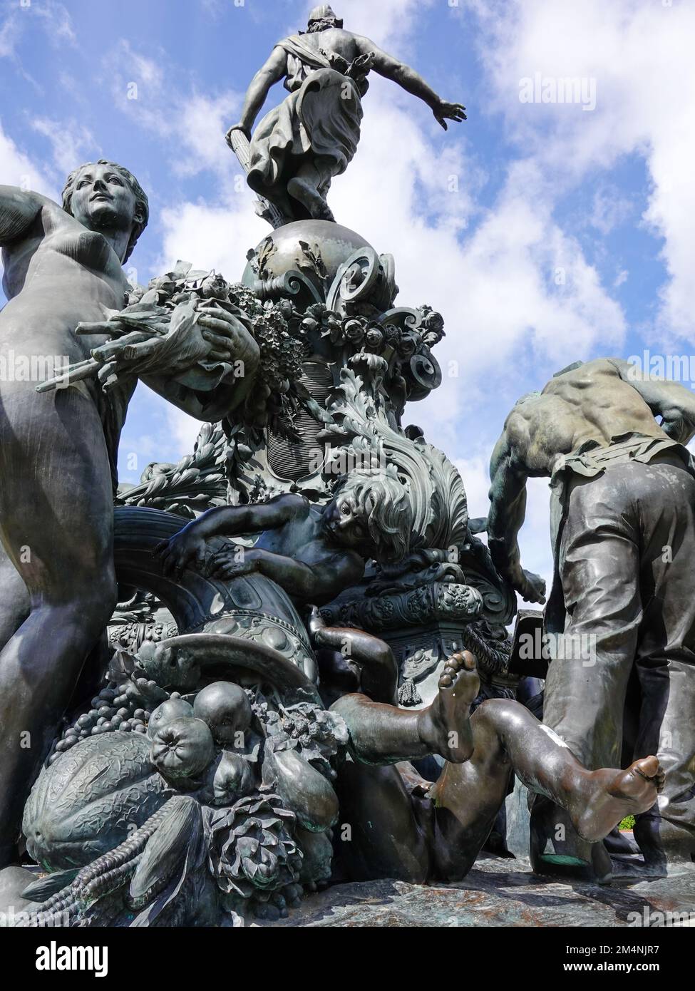 Triomphe de la République par Aimé-Jules Dalou, place de la Nation ...