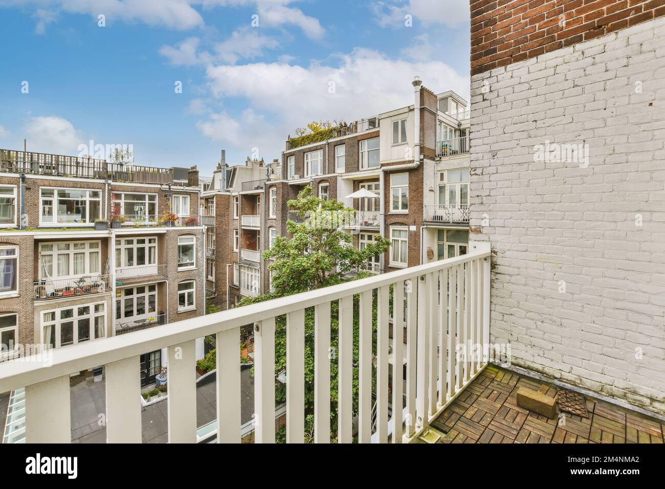 Stone house with white picket fence Banque de photographies et d’images ...
