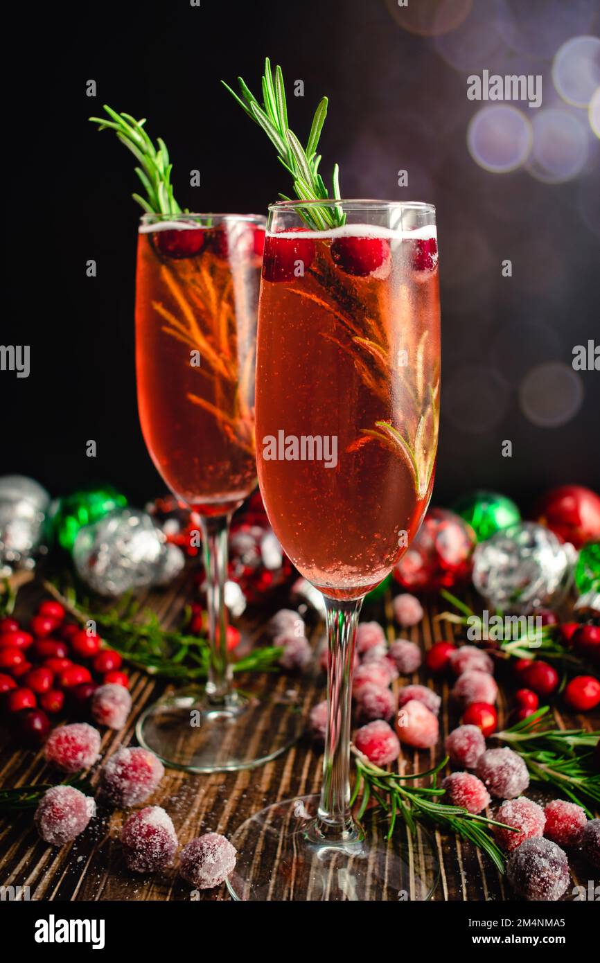 Mimosas de Noël garnies de canneberges sucrées et de romarin ...