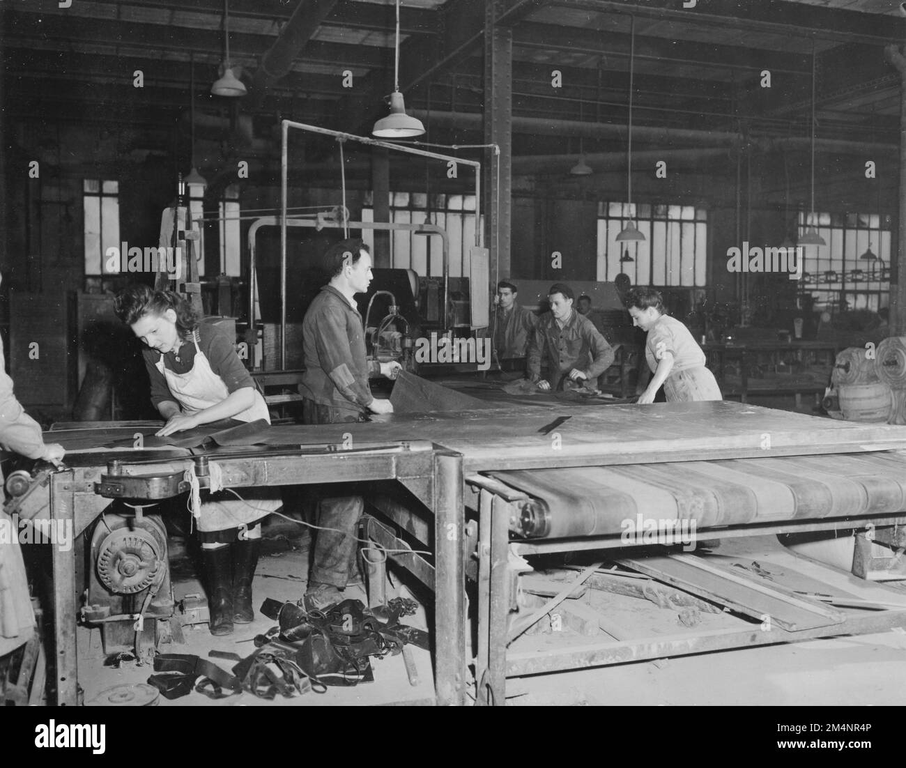 Usine de pneus Englebert. Photographies des programmes du Plan Marshall ...