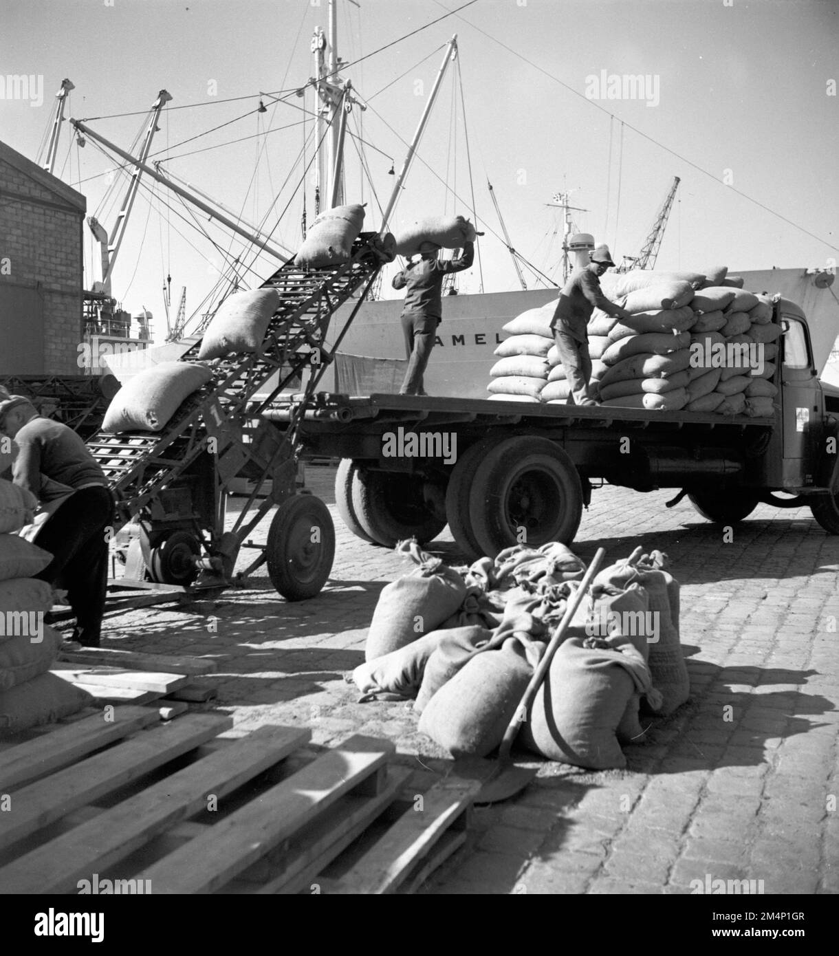 Reconstruction du port de Marseille. Photographies des programmes du ...