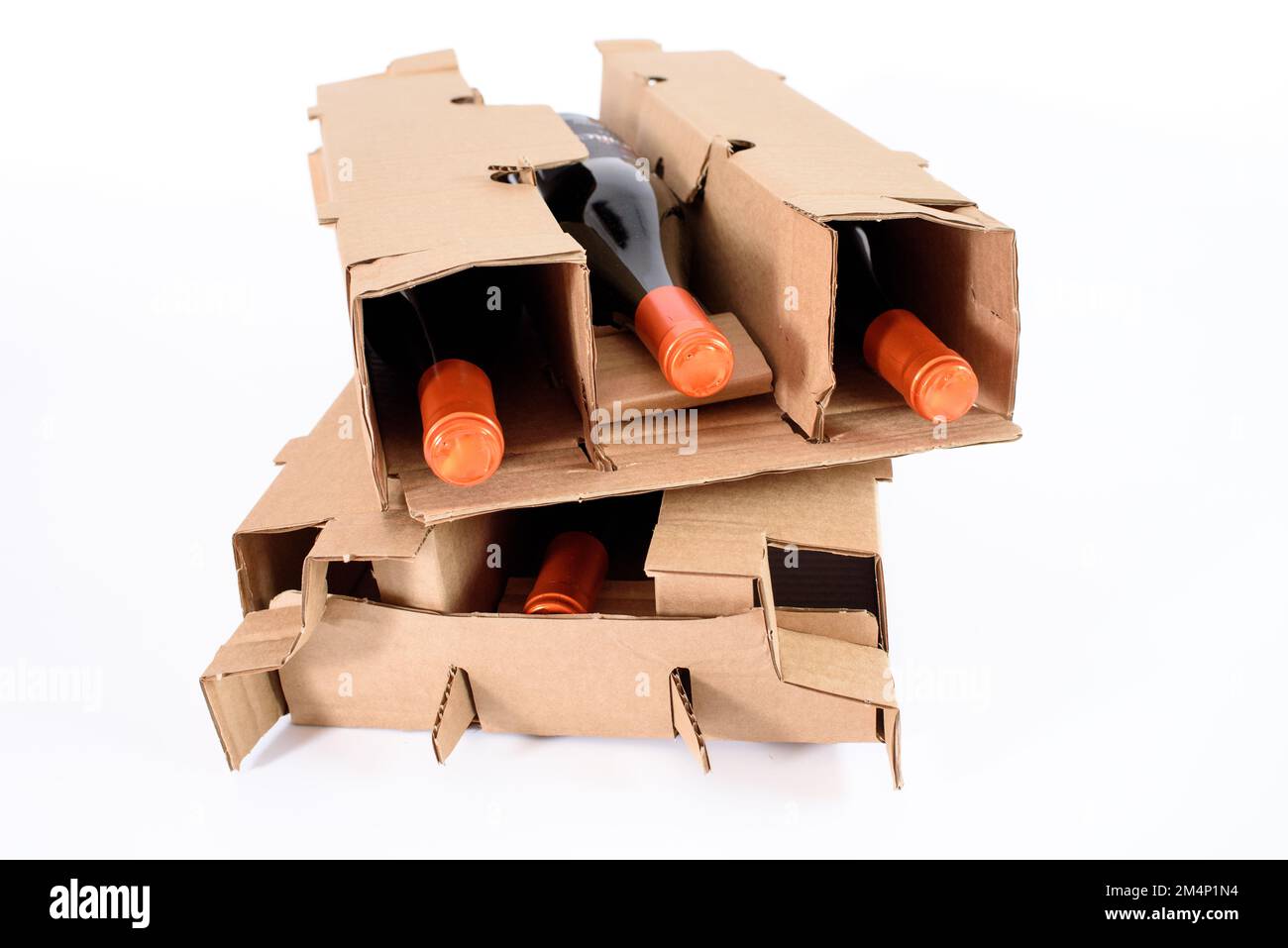 À Noël, le vin rouge est envoyé par messagerie dans des boîtes en ...