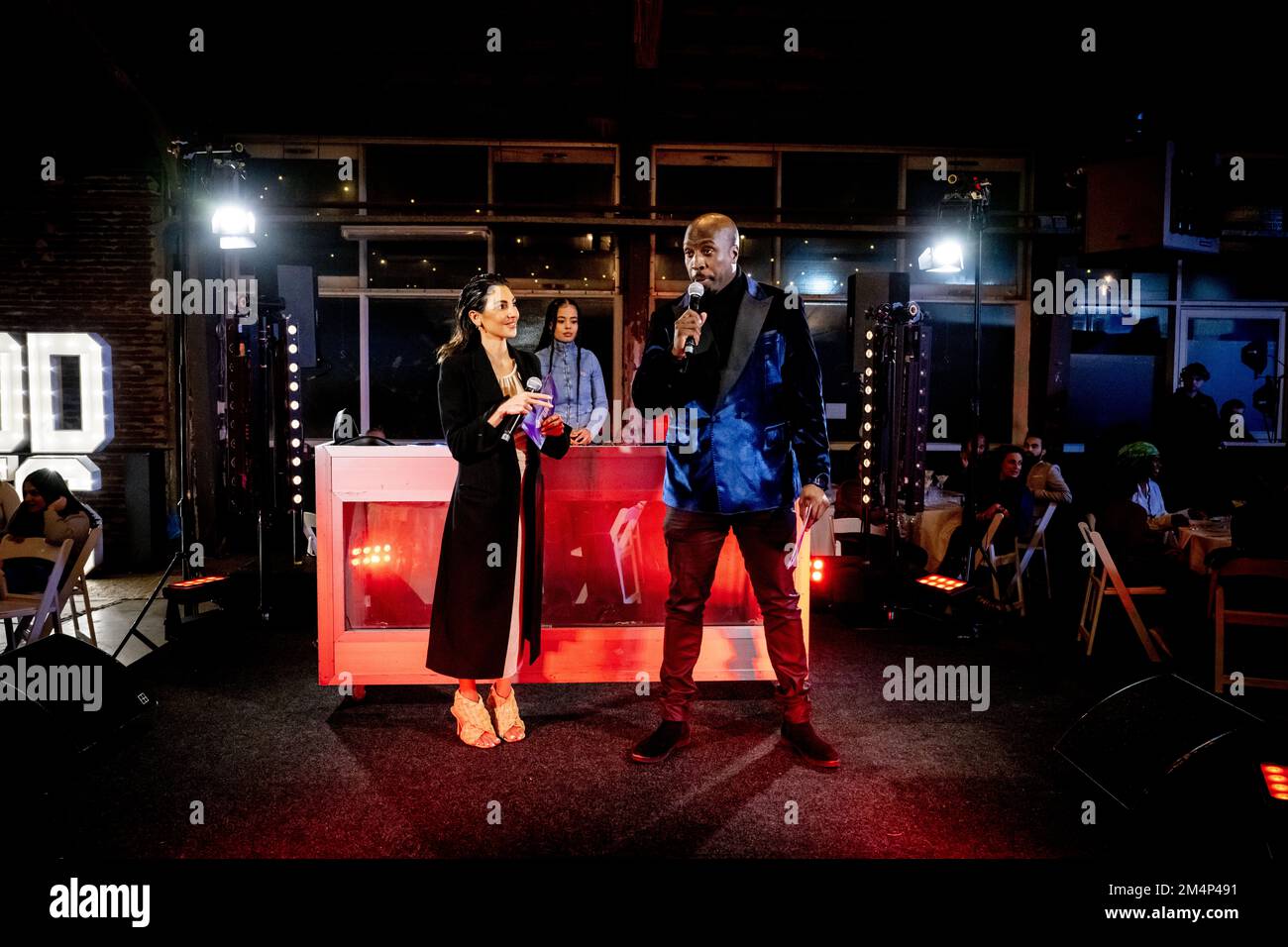 LA HAYE - DJ Fernando Halman pendant un dîner pour les jeunes réfugiés ...