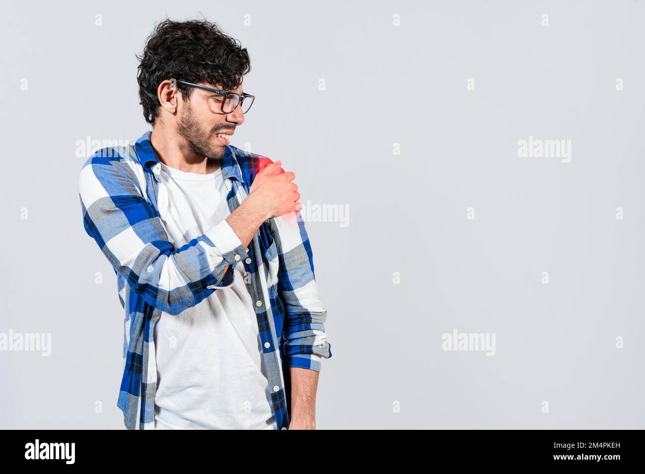 Homme souffrant d'inflammation de la partie supérieure du bras. Concept ...