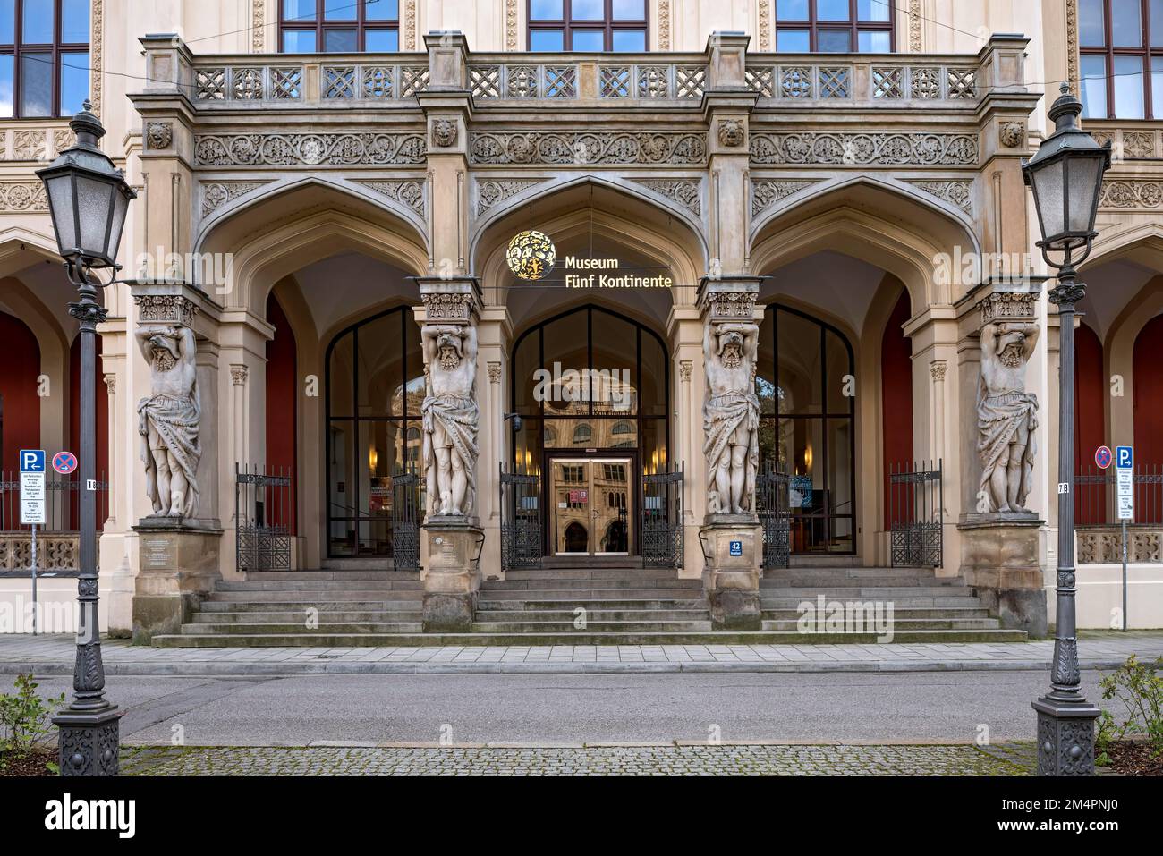 Portail et loggia avec des atlas monumentaux du Musée Fuenf Kontinente ...