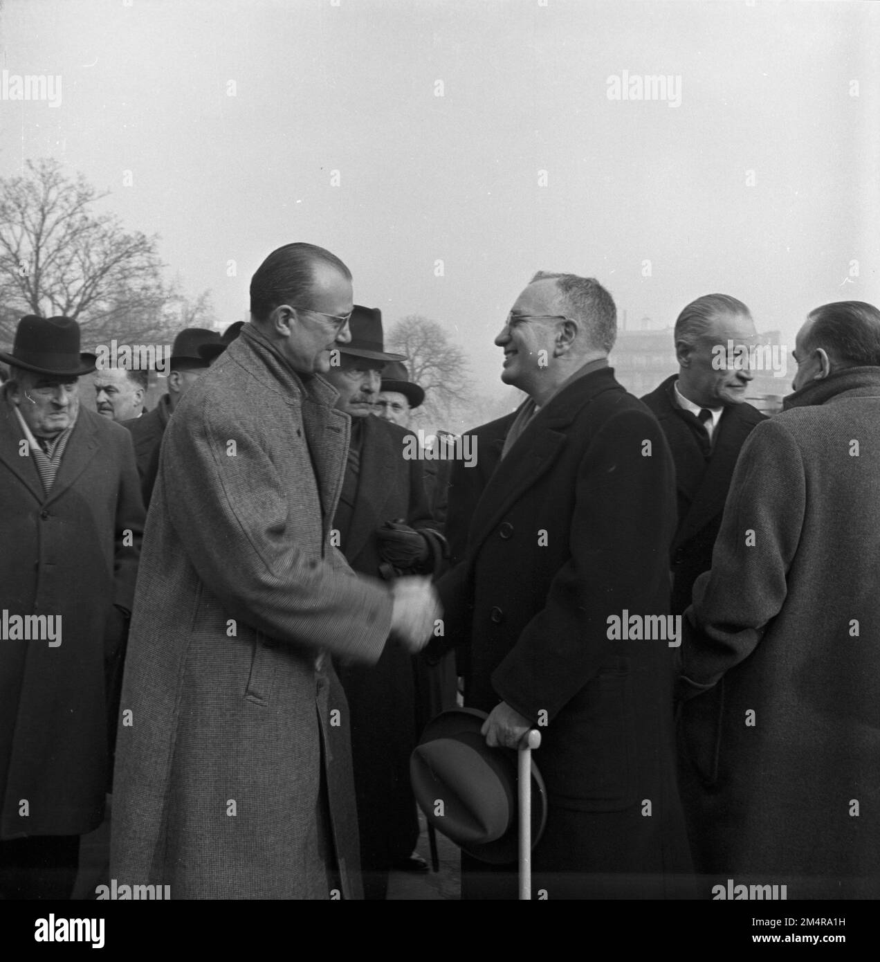 À la statue de Franklin, rue Franklin, Paris. Photographies des ...