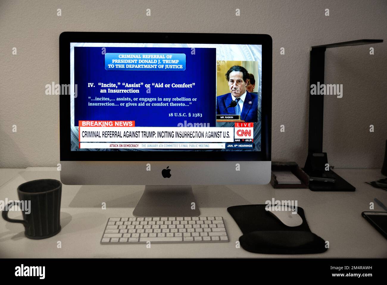 Une capture d'écran de CNN TV le 6 janvier, Jamie Raskin, membre du ...