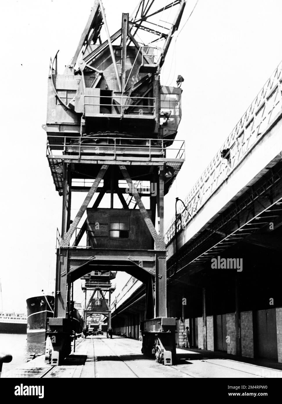 Reconstruction du port de Marseille. Photographies des programmes du ...