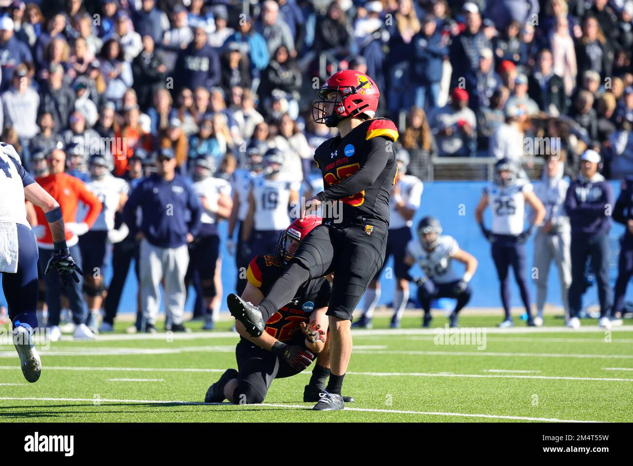 Le kicker Eddie Jewett (35) des Bulldogs de l'État de Ferris convertit ...