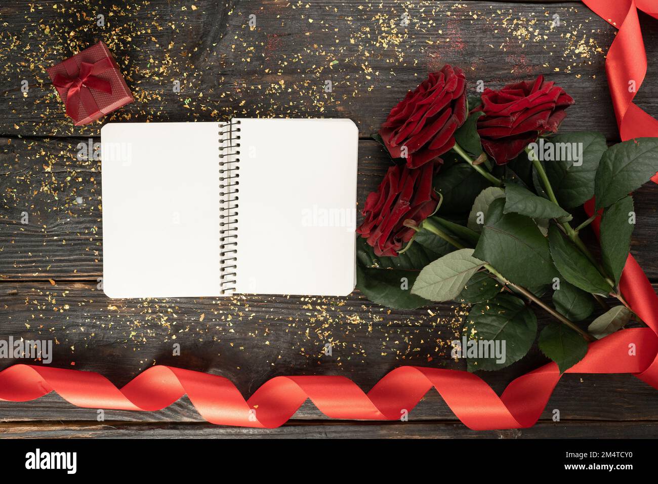 Carte de vœux de Saint-Valentin avec bouquet de fleurs roses rouges ...