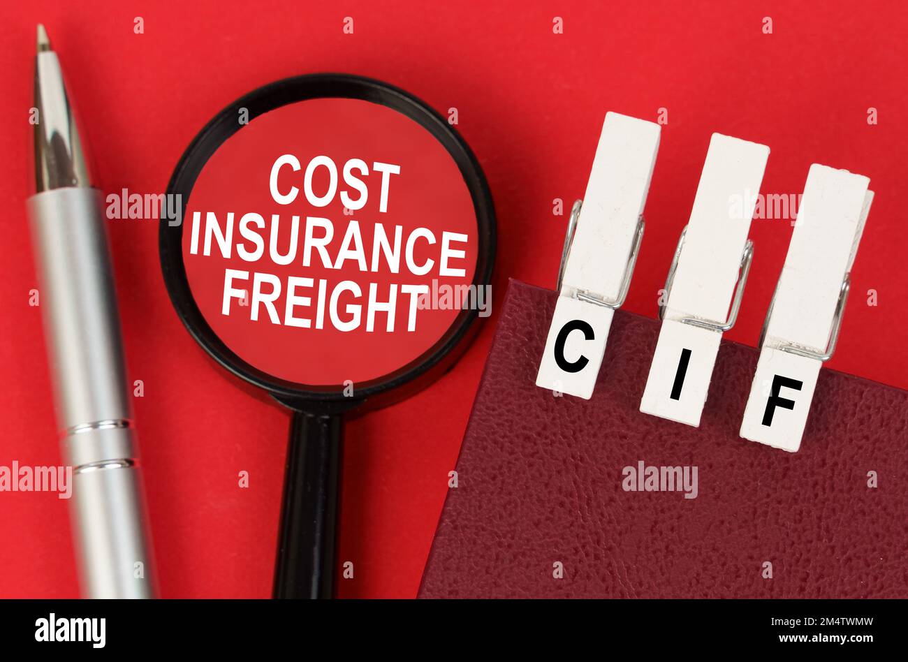 Concept d'entreprise. Sur la surface rouge se trouve un stylo, un ...