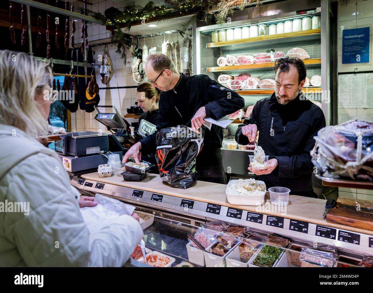 AMSTERDAM - les clients font leurs achats de Noël dans un boucherie ...