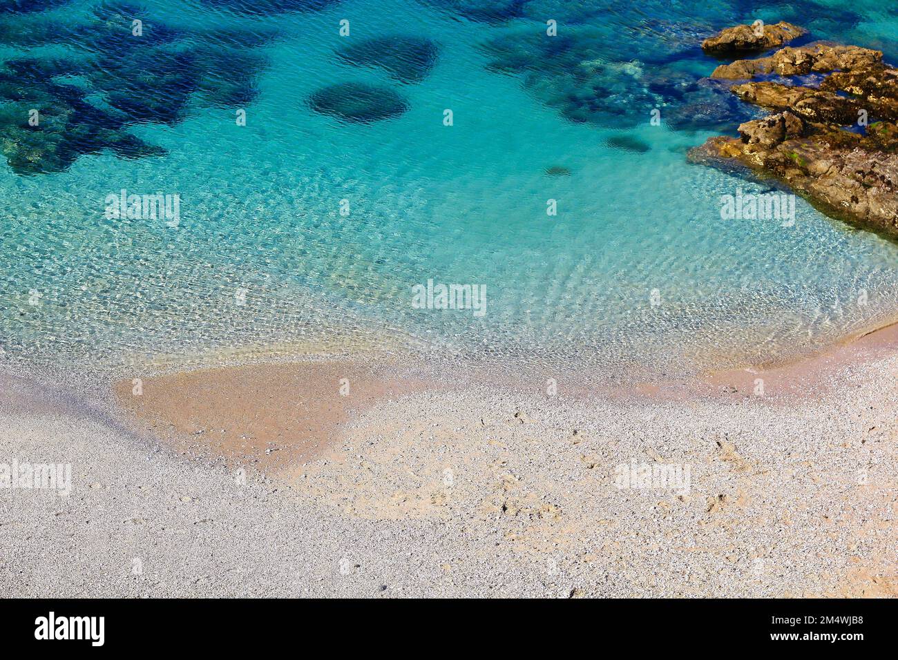 Petite plage paradisiaque avec eau turquoise en Bretagne, France Photo ...