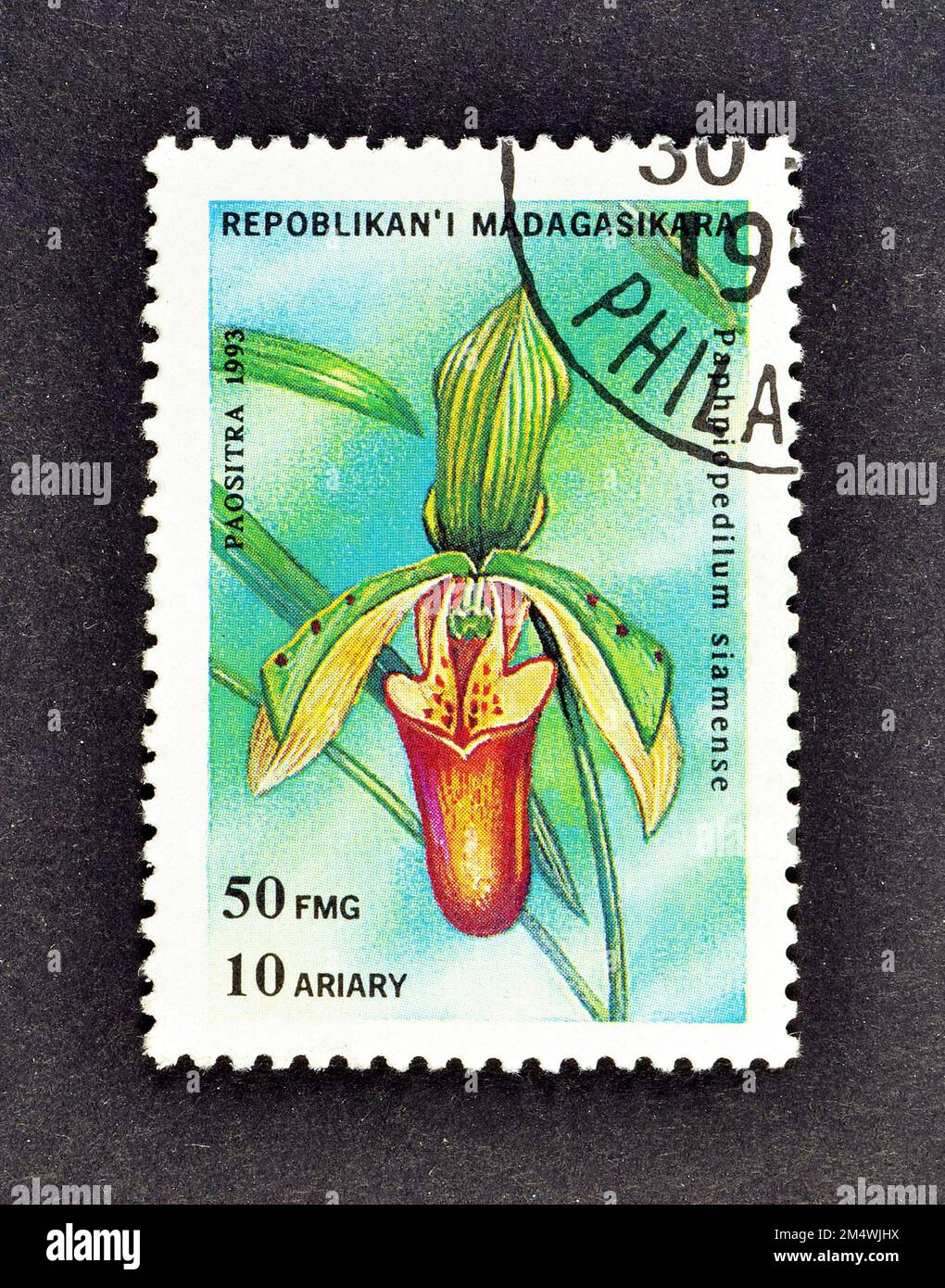 Timbre-poste annulé imprimé par Madagascar, qui montre l'orchidée ...