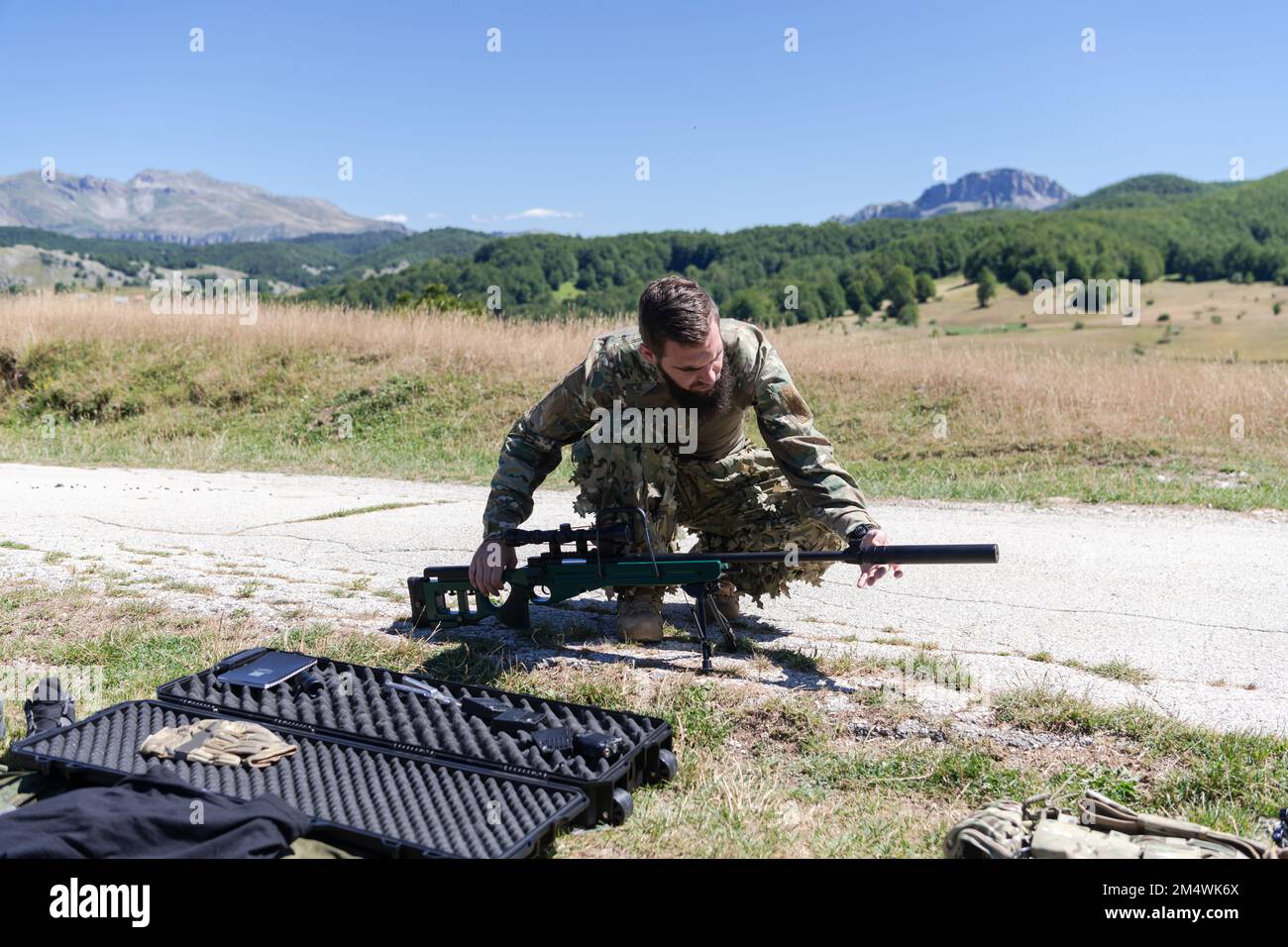 L'équipe des soldats des opérations spéciales prépare l'équipement ...