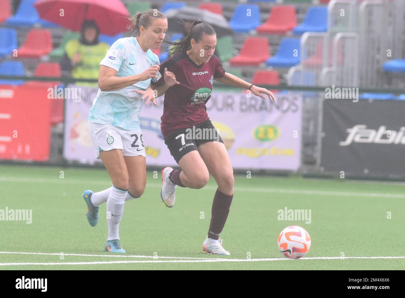 Alice Corelli Pomigliano Calcio est en compétition pour le ballon avec ...