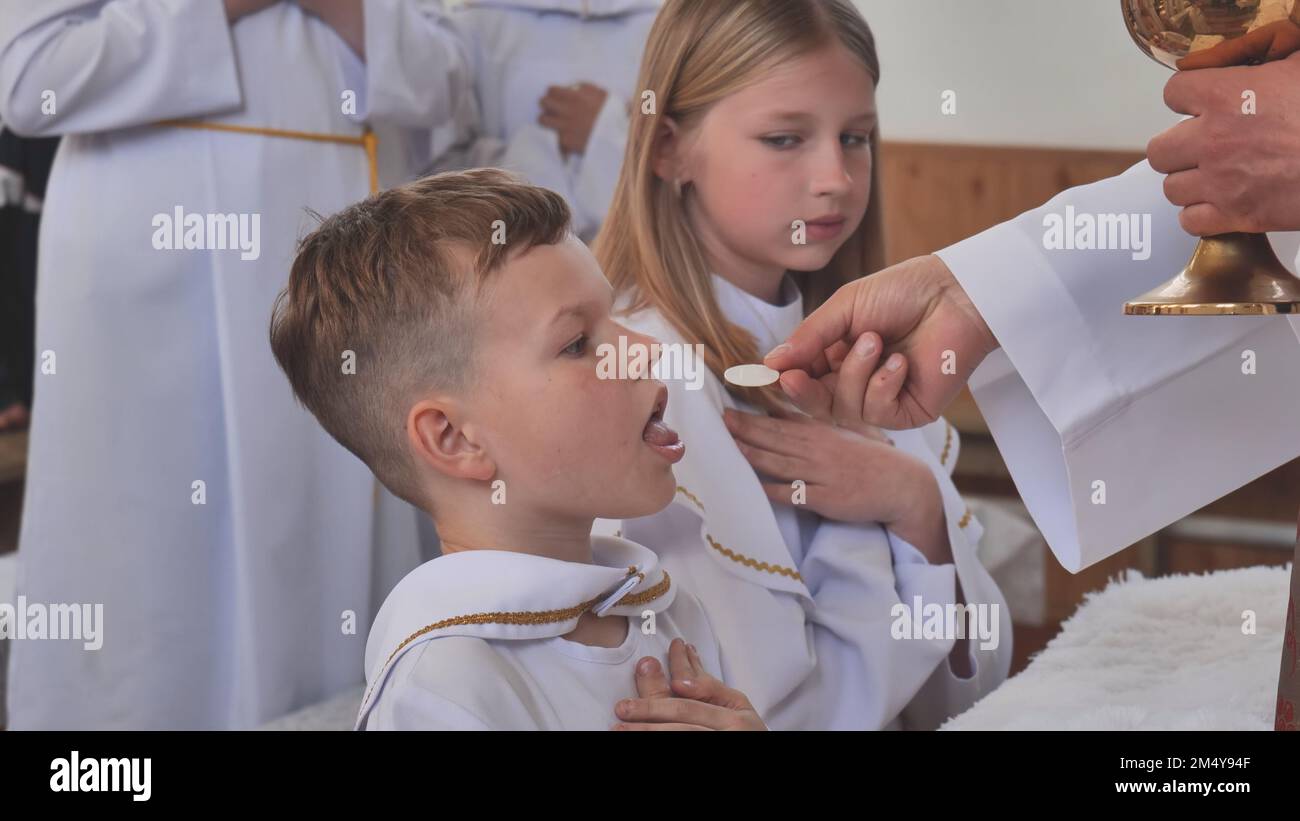 Garçon avec la robe de première communion Banque de photographies et d ...