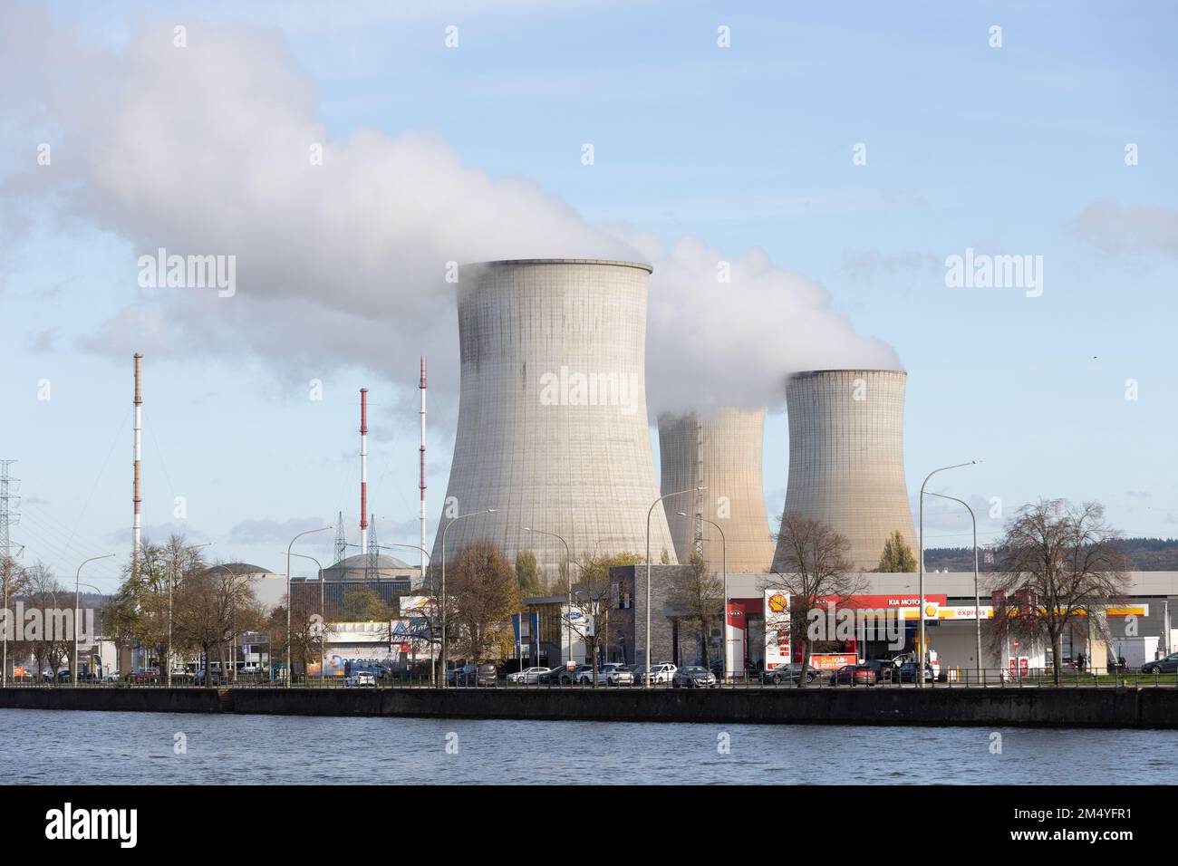 La centrale nucléaire de Tihange près de Huy sur le Maas dans la ...
