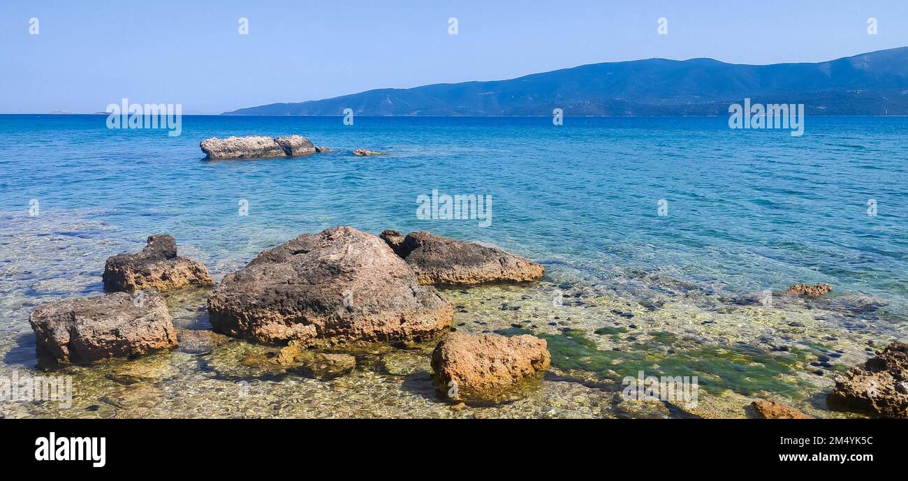Une vue panoramique pittoresque sur une plage tranquille entourée de ...