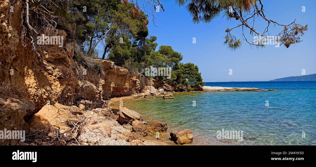 Une vue panoramique pittoresque sur une plage tranquille entourée de ...