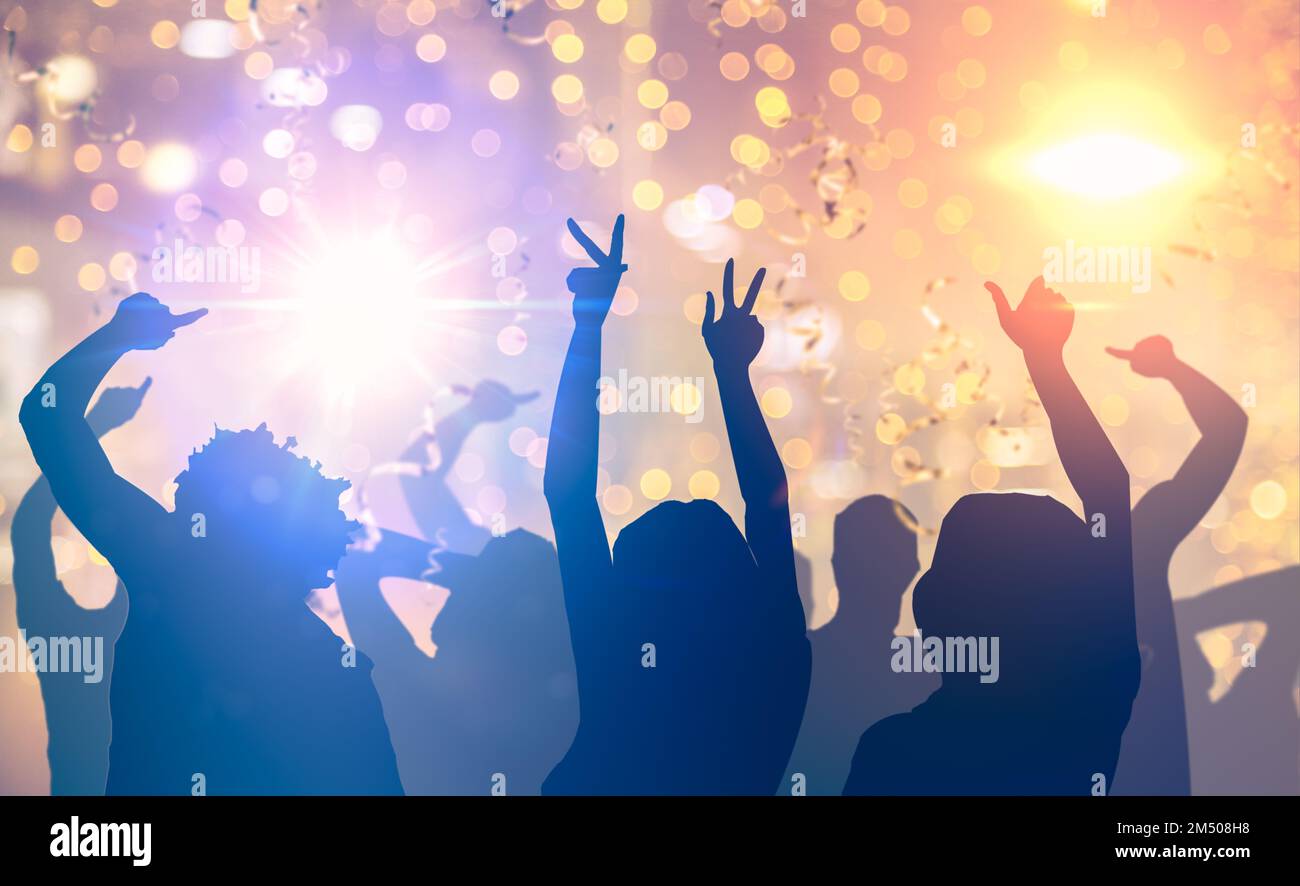 Les gens dansent en discothèque. La foule de la fête. Les jeunes ...