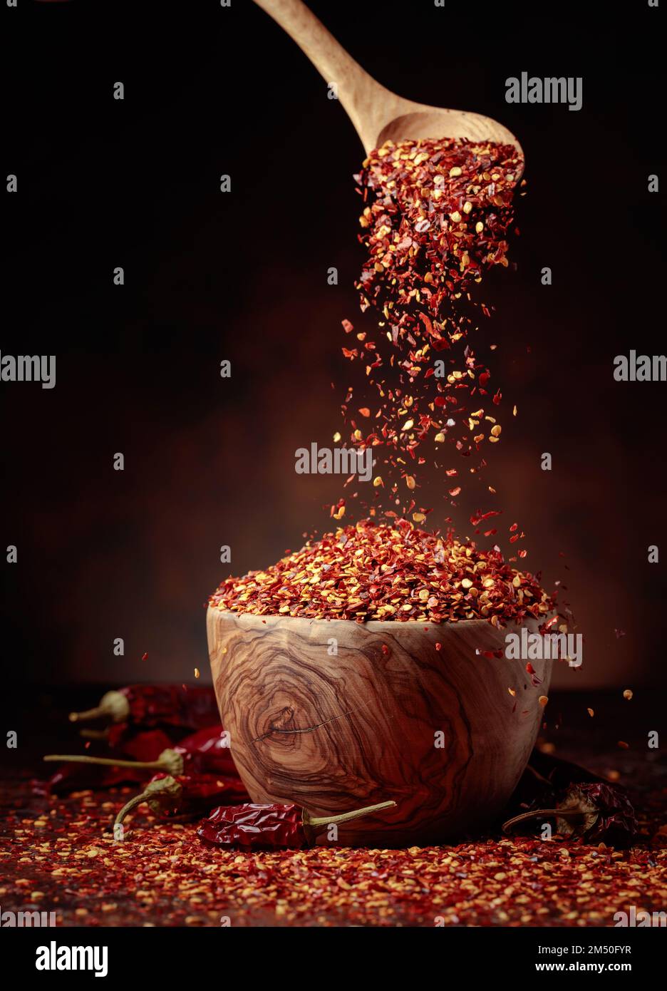 Les flocons de piment sont versés dans un plat en bois. Flocons de ...