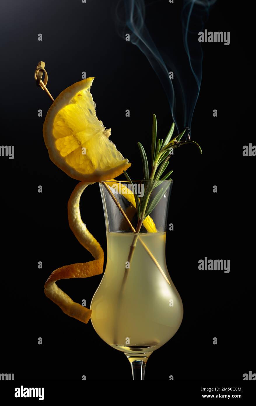 Limoncello dans un verre. Une liqueur de citron italienne douce, une ...