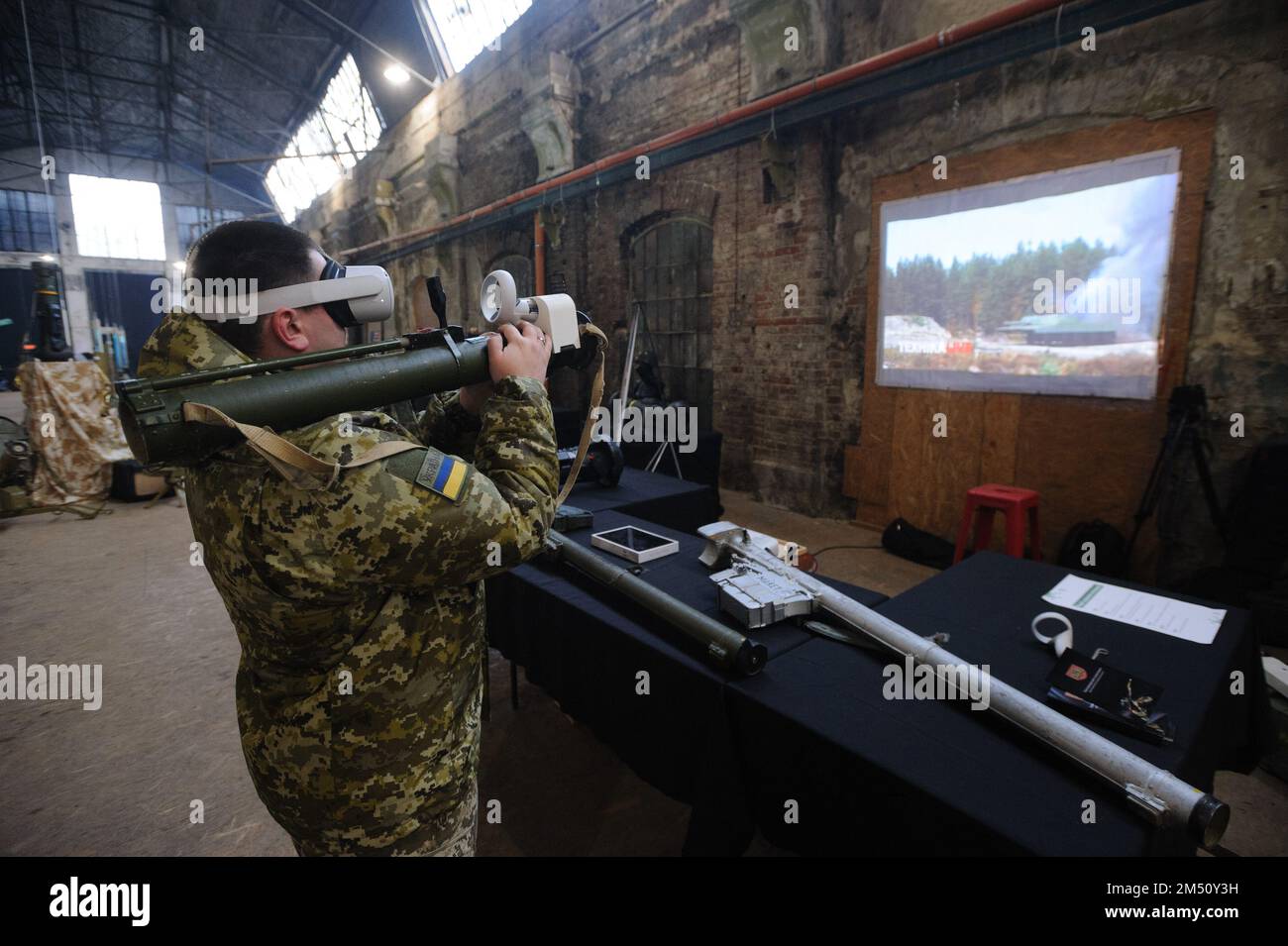Lviv, Ukraine. 23 décembre 2022. Un militaire ukrainien détient une ...