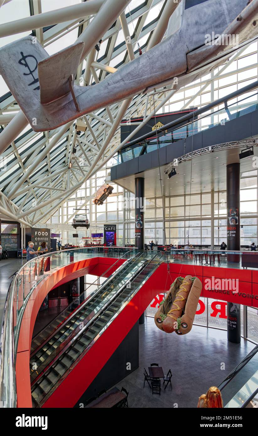 Un atrium de cinq étages domine le Rock and Roll Hall of Fame. Une ...
