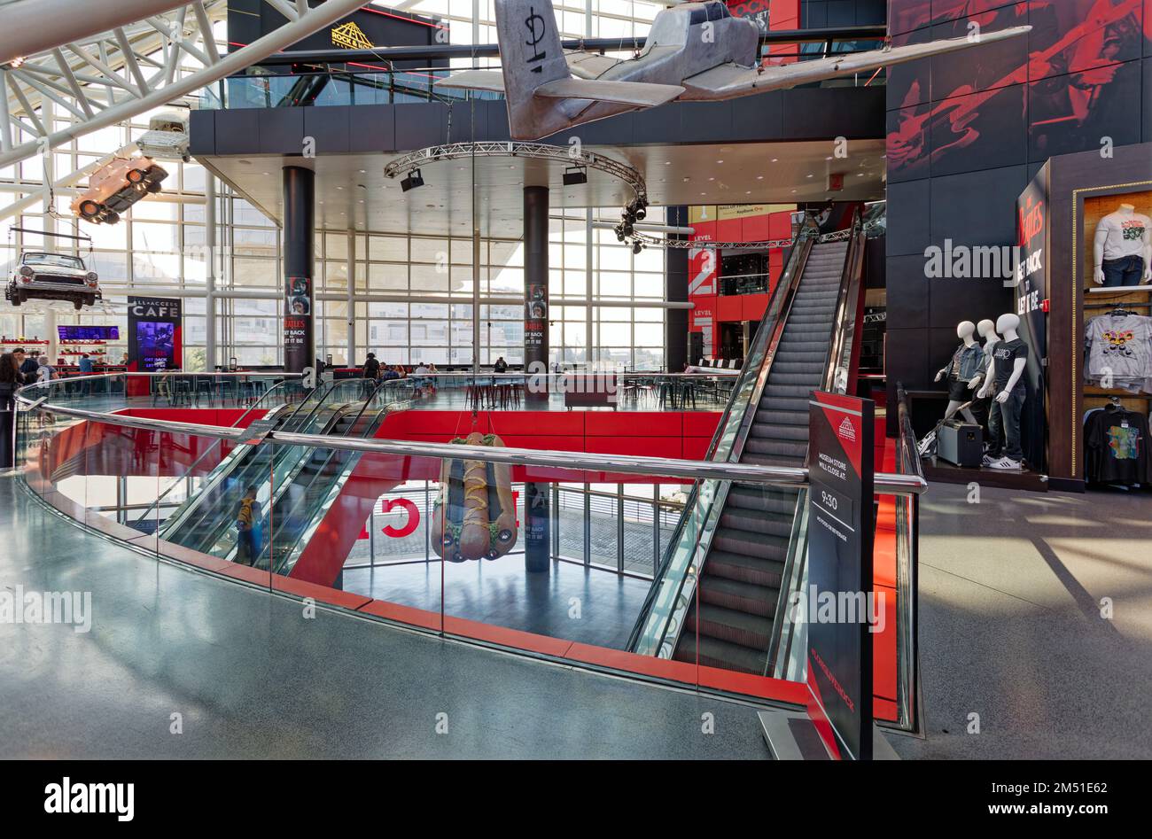 Un atrium de cinq étages domine le Rock and Roll Hall of Fame. Une ...